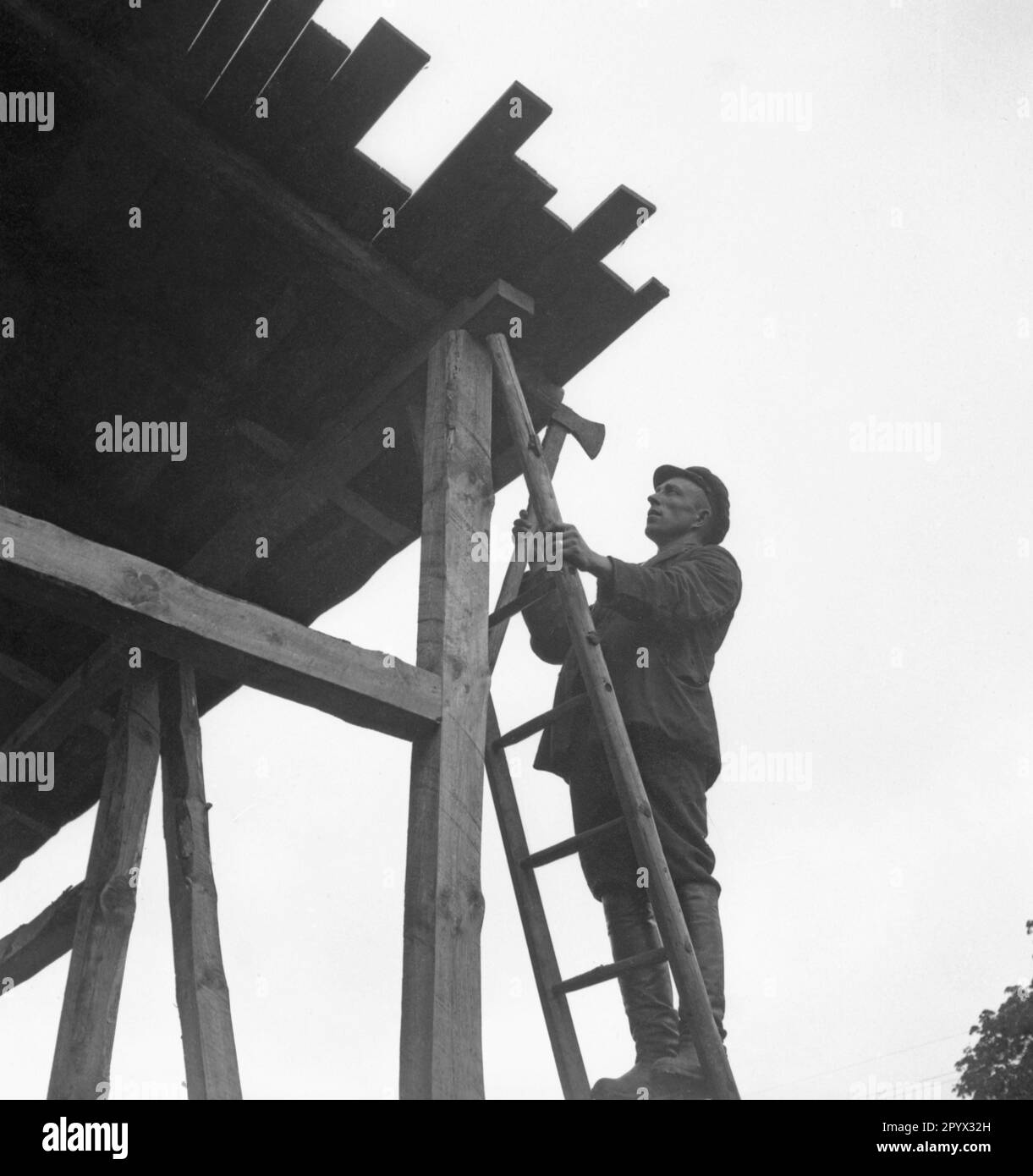 Ladder beams Black and White Stock Photos & Images - Alamy