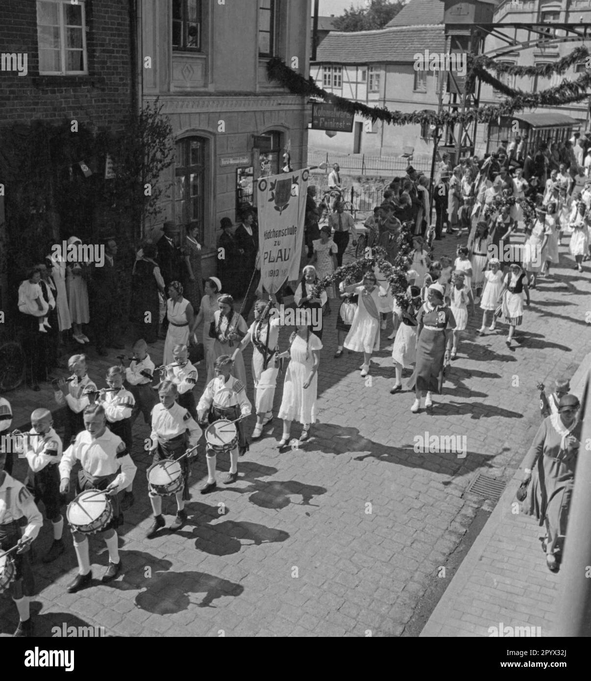 At a children's festival in the in Plau in Mecklenburg, children of a ...
