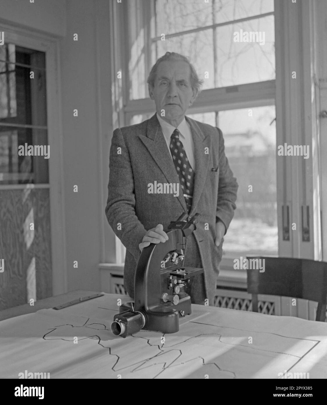 1930s scientist in the office hi-res stock photography and images - Alamy