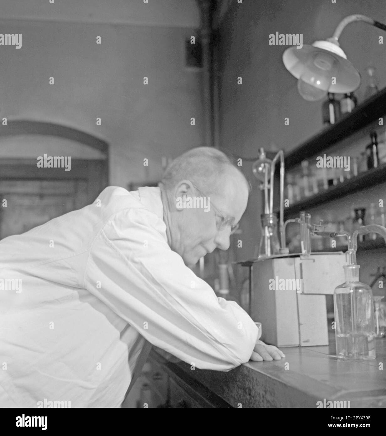 1930s laboratory hi-res stock photography and images - Alamy
