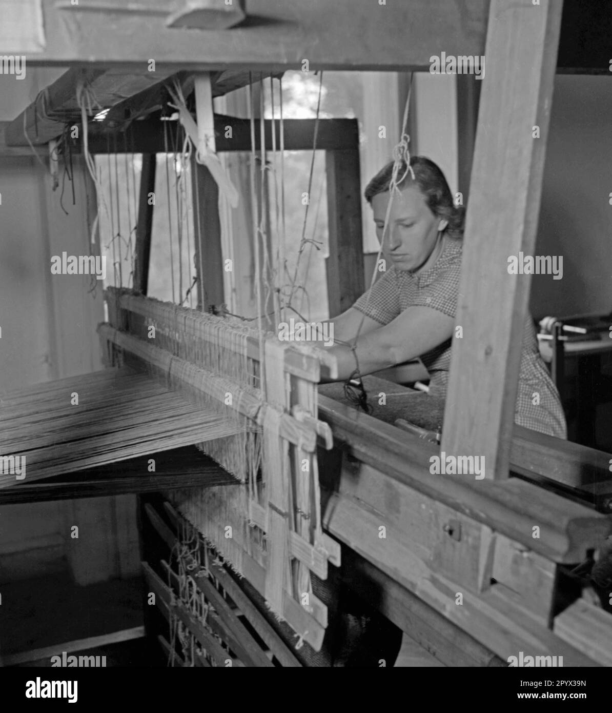 Woman weaving a loom Black and White Stock Photos & Images - Alamy