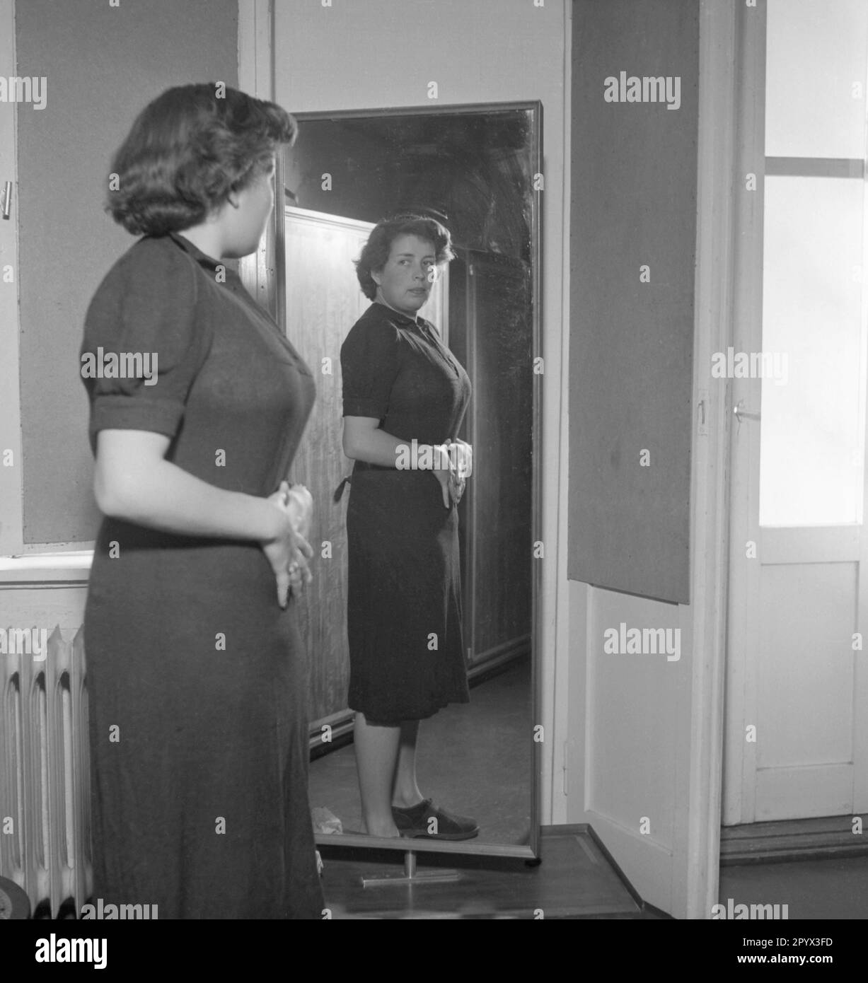 Mirror fitness Black and White Stock Photos & Images - Alamy