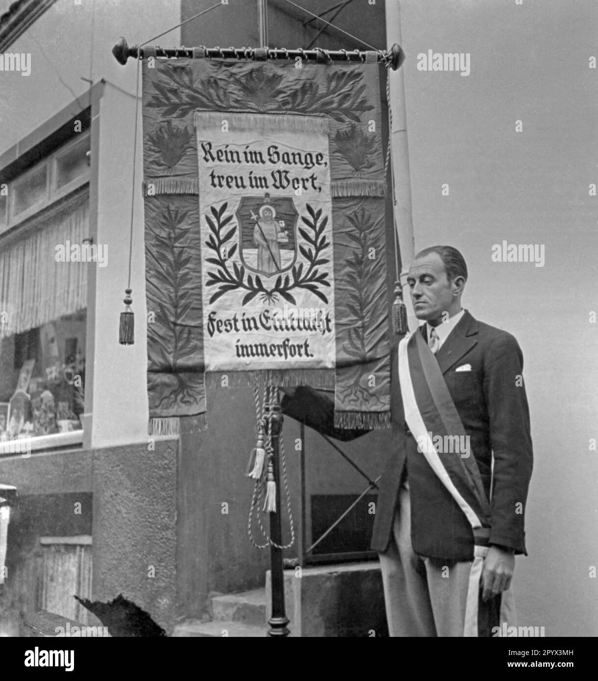 "A member of the Gemischter Chor Helgoland (Mixed Choir of Heligoland ...
