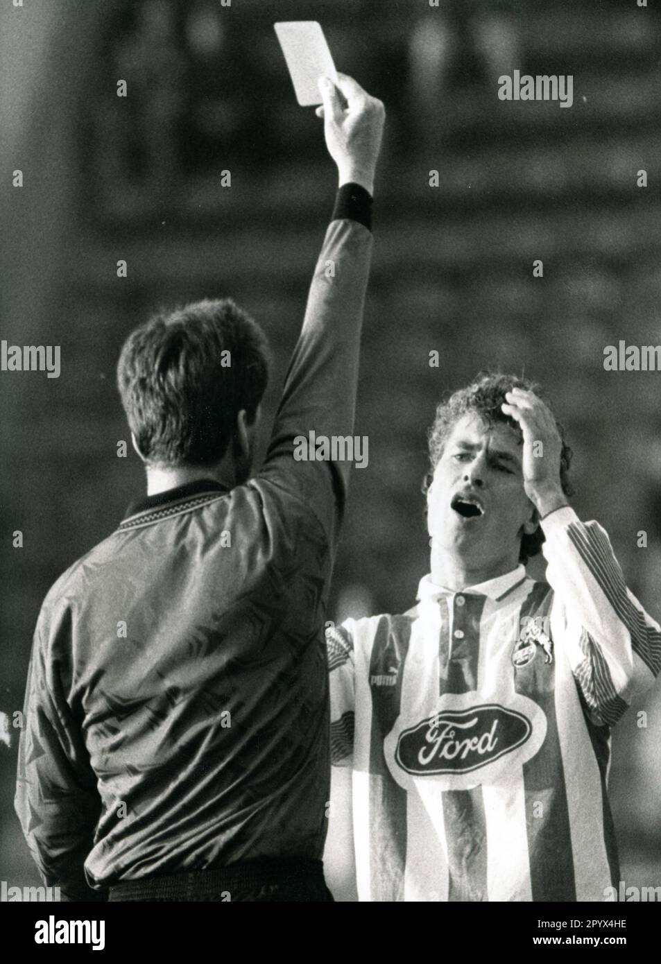 Toni Polster from 1 FC Köln receives a red card from referee Strampe in ...