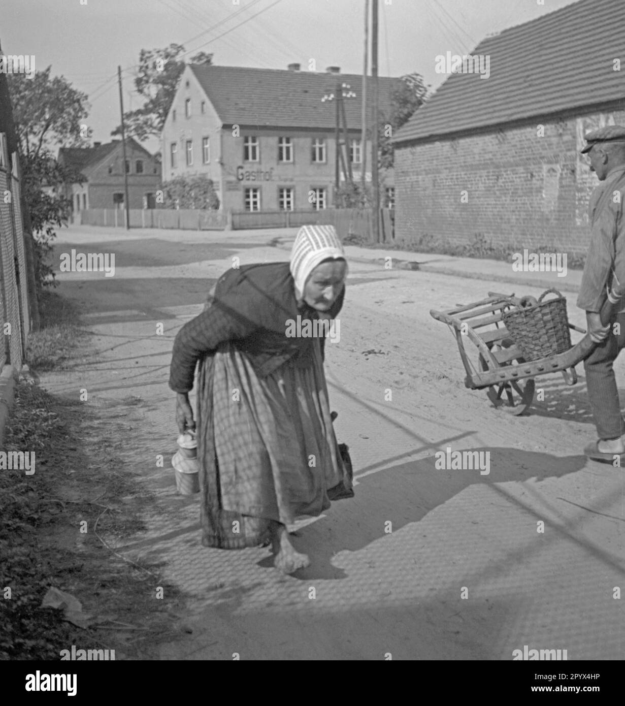 Hunchback woman Black and White Stock Photos & Images - Alamy