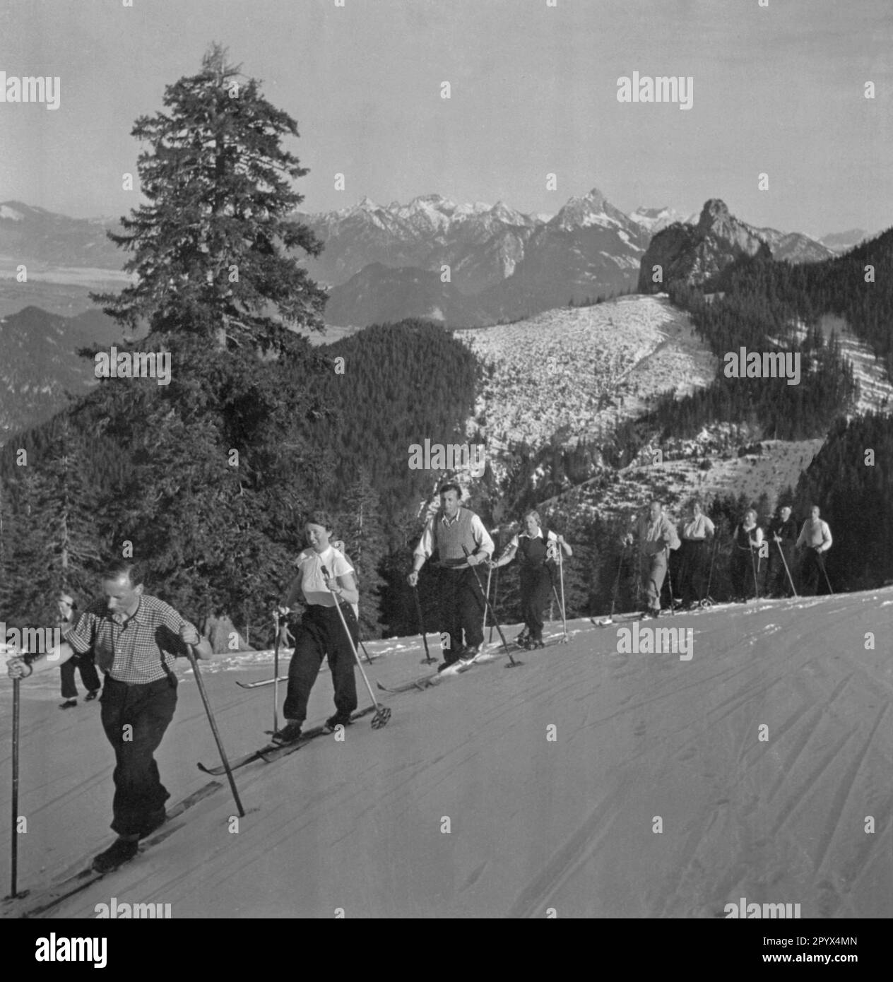 Group skiing alps Black and White Stock Photos & Images - Alamy