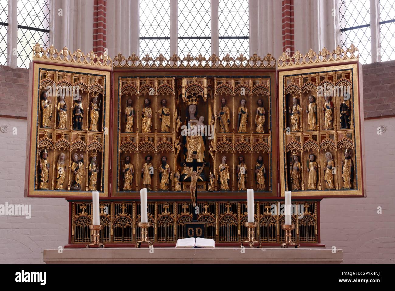 Dom Sankt Peter und Paul, gotische Hallenkirche - geschnitzter ...
