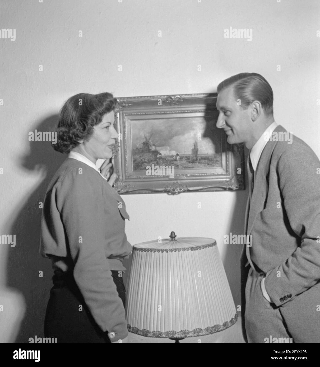 A man flirts with a woman. Undated picture, probably from the year 1950 ...