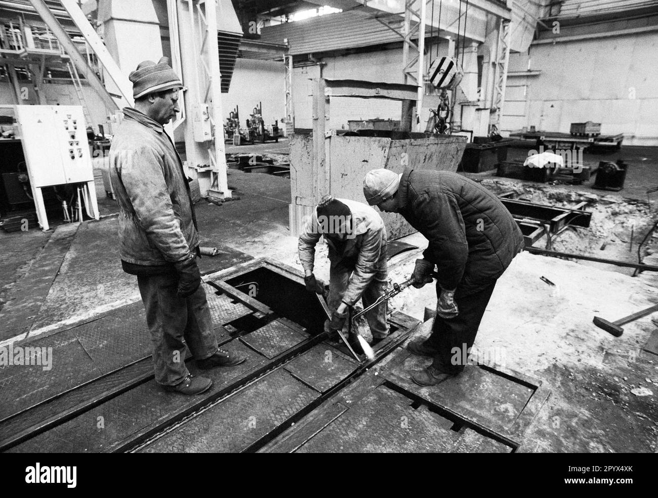 UKR , UKRAINE : Workers in the tractor factory Atek in Kiev 09.11.1994 ...