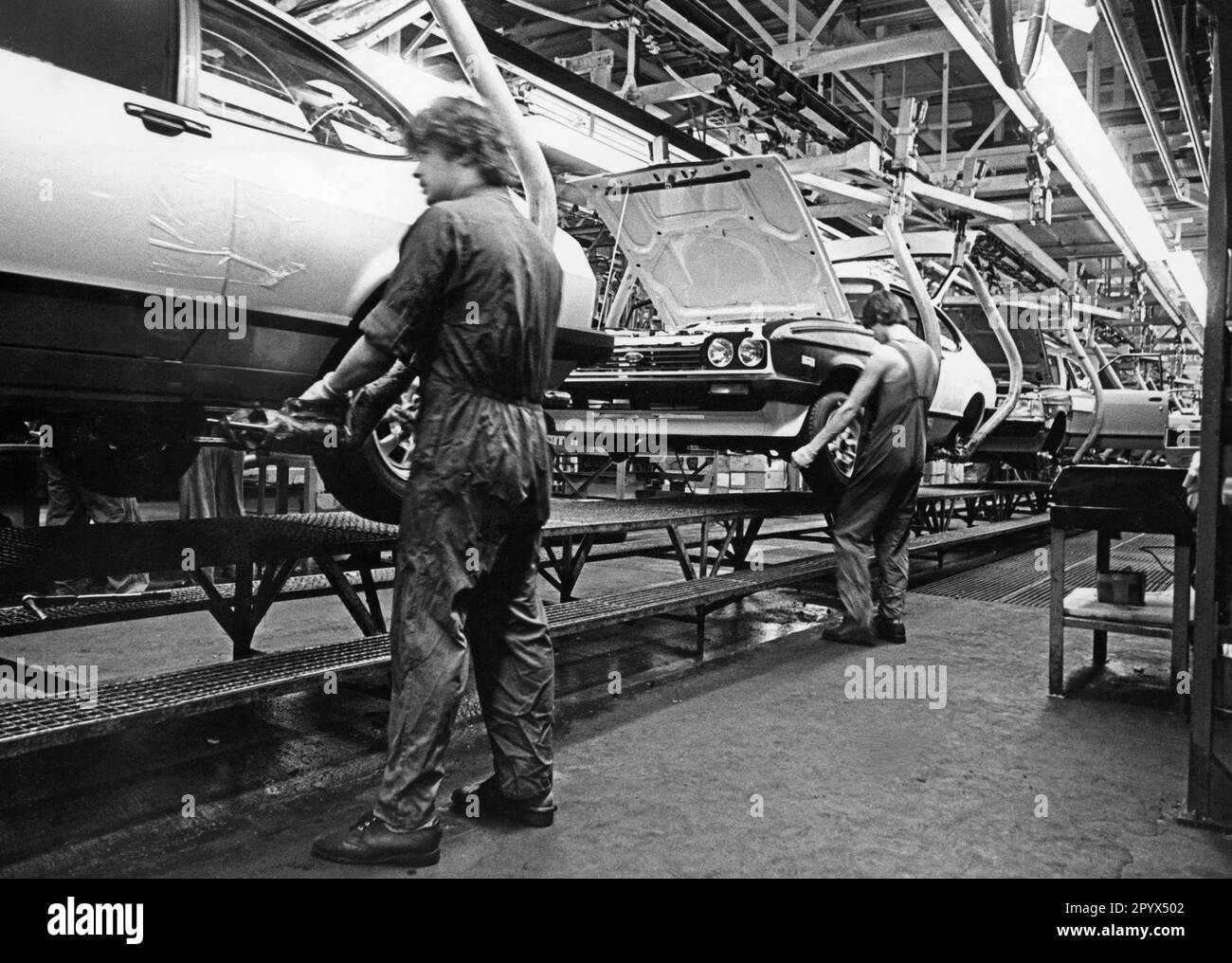 1970s assembly line hi-res stock photography and images - Alamy