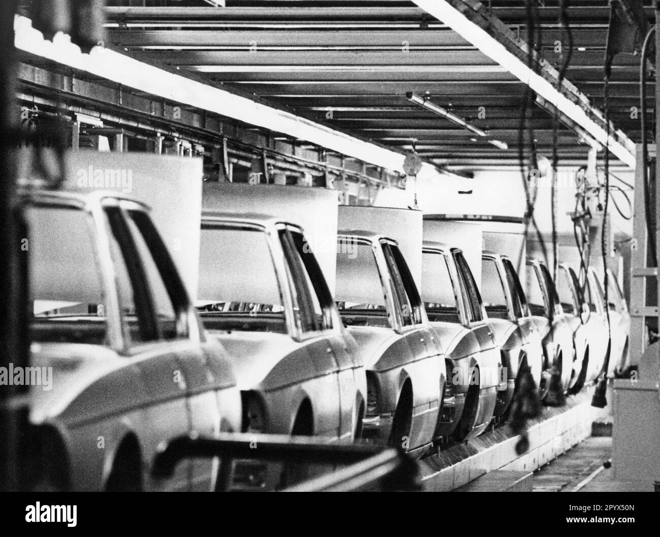 Conveyor assembly line Black and White Stock Photos & Images - Alamy