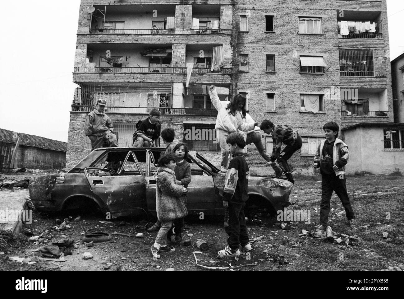 ALB, Albanien : Kinder spielen mit einem alten Schrottauto in Tirana ...