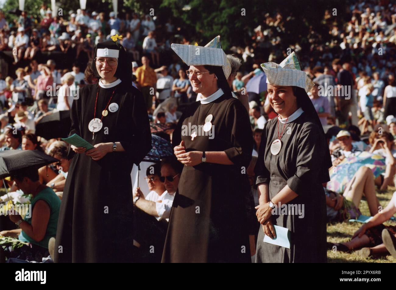 Three catholic nuns hi-res stock photography and images - Alamy