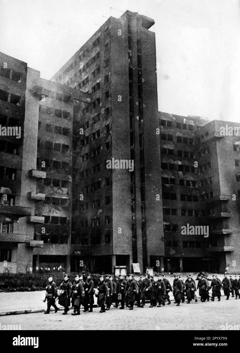 During the capture of Kharkov: German soldiers on Dzerzhinsky Square in ...