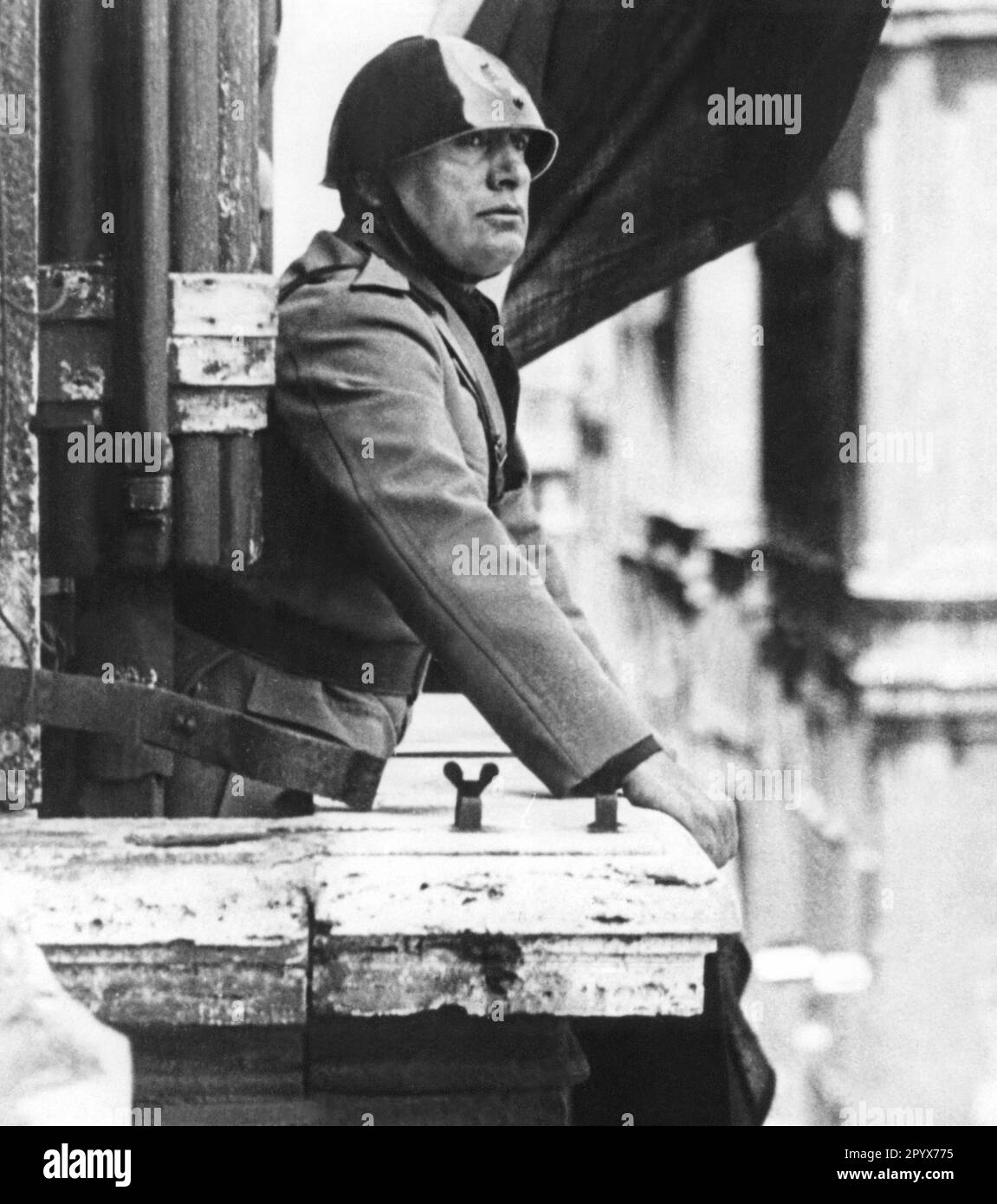 Benito mussolini balcony palazzo venezia rome hi-res stock photography ...