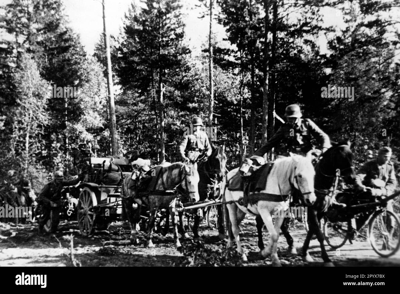 German soldiers advancing in the Desna area. Photo: Menzendorf ...