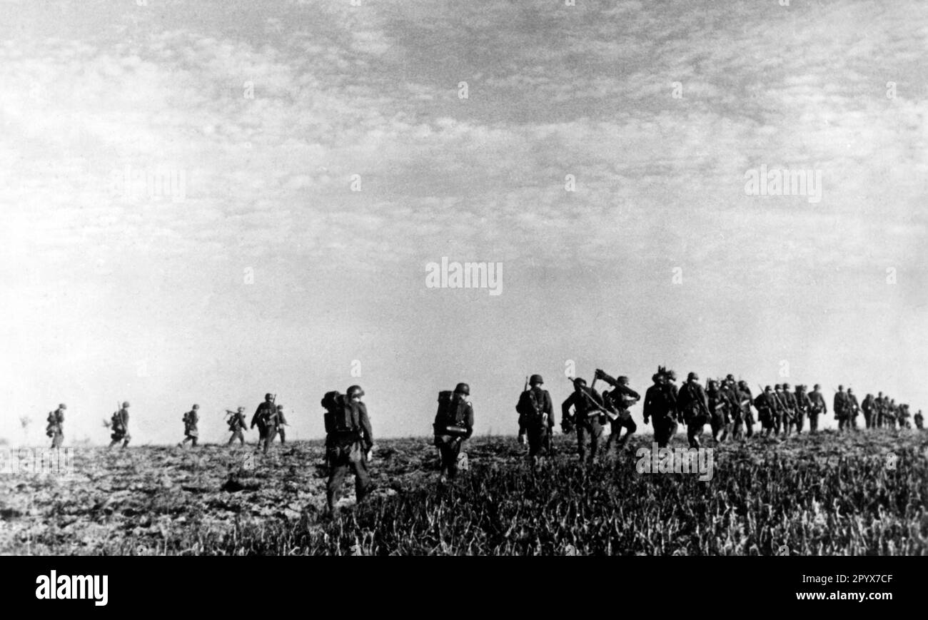 German soldiers are advancing through uncovered terrain near Welisch ...