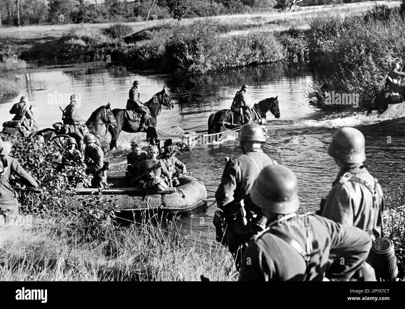 German soldiers crossing the Desna River during the offensive to Moscow ...