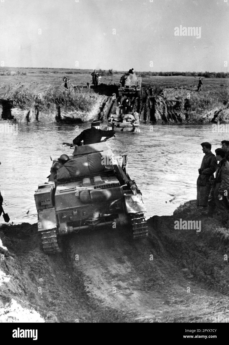 Ford tanks hi-res stock photography and images - Alamy