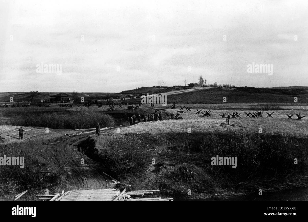 Tank obstacles of the Russian troops near Vyazma. Photo: Böhmer ...