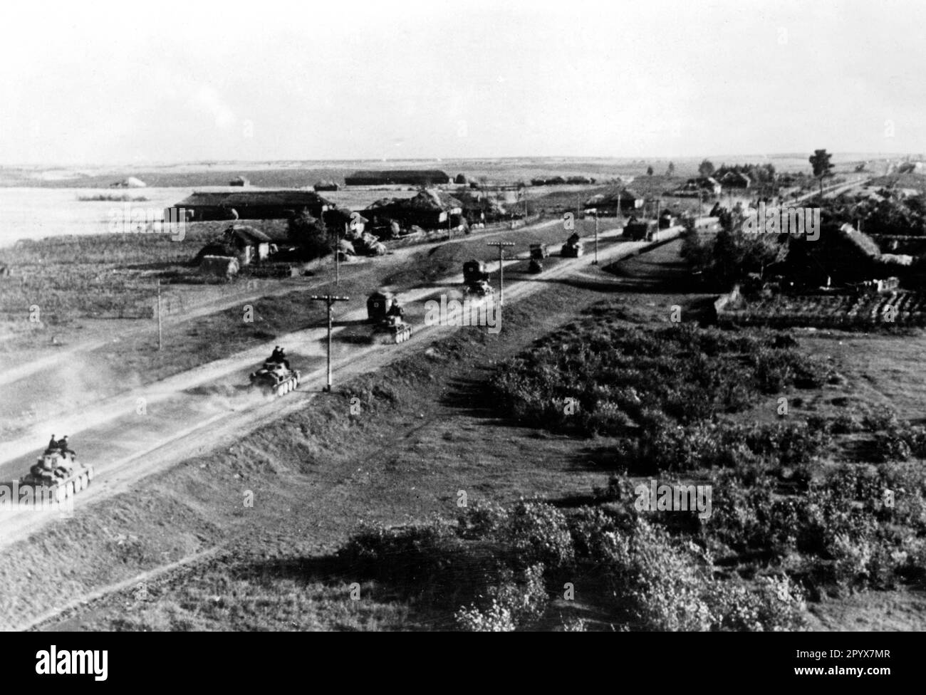 German tank column with tank 38 (t) near Smolensk. Photo: Rümmler ...