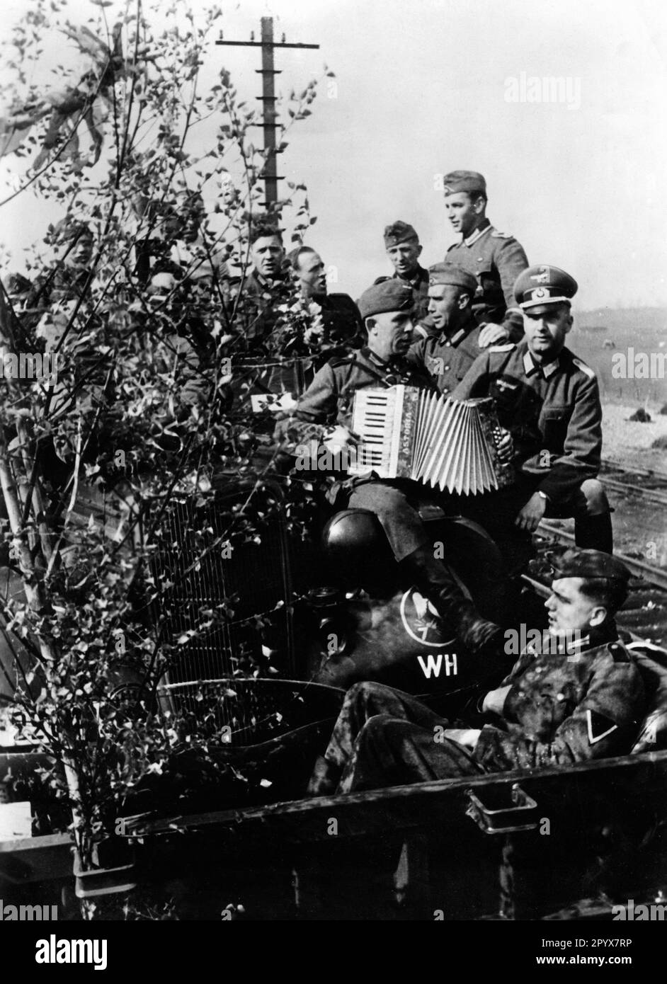Troops move to their staging area on the German-Russian demarcation ...