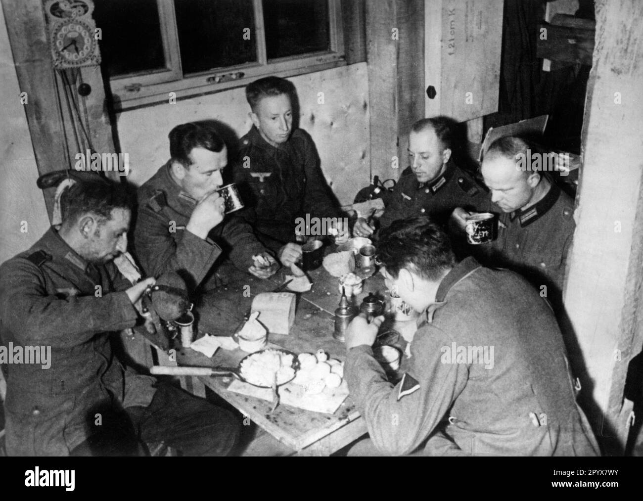 World war ii soldiers at table hi-res stock photography and images - Alamy
