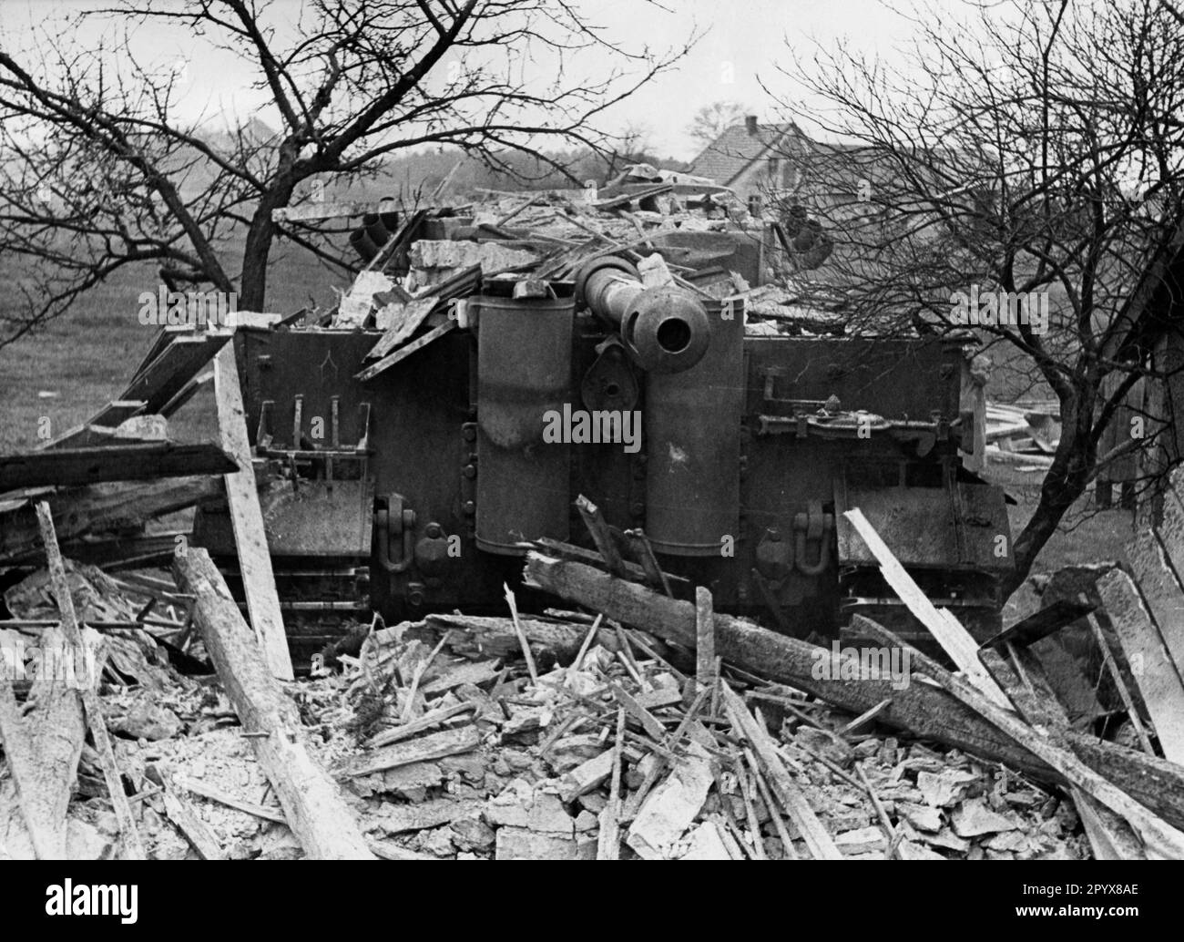 "World War II: tanks VI Tiger"" and ""King Tiger"" and 180 t tank ...