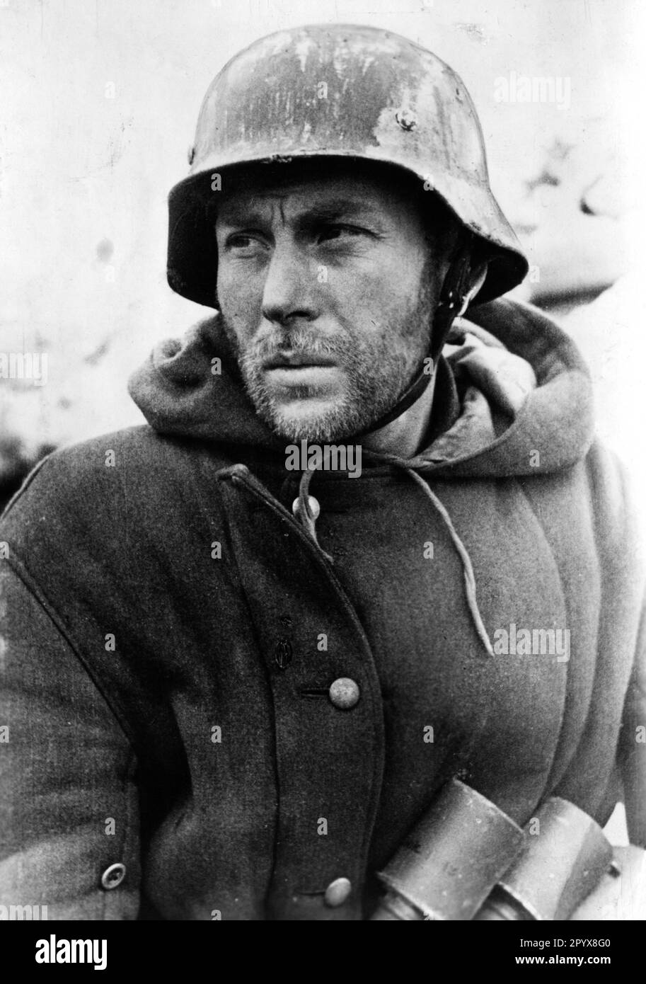 World war 2 soldier side profile hi-res stock photography and images ...