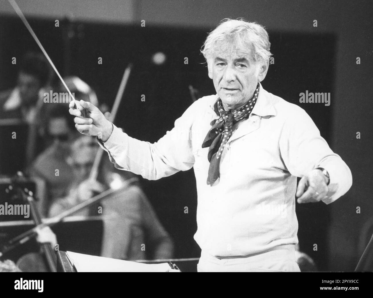 Leonard bernstein conducting Black and White Stock Photos & Images - Alamy