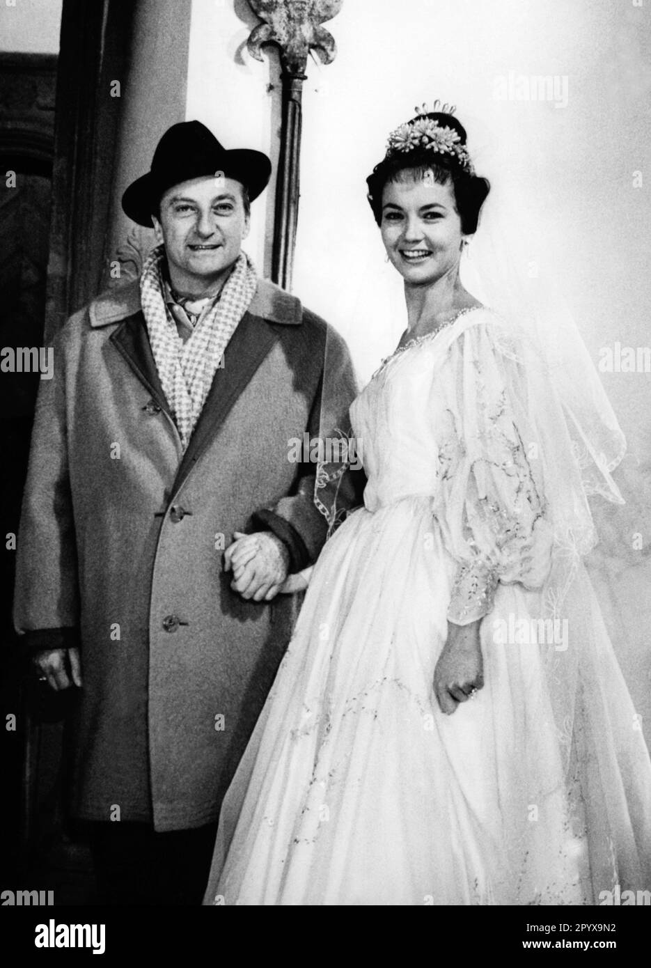 The director Kurt Hoffmann (left) and Liselotte Pulver (right) during ...