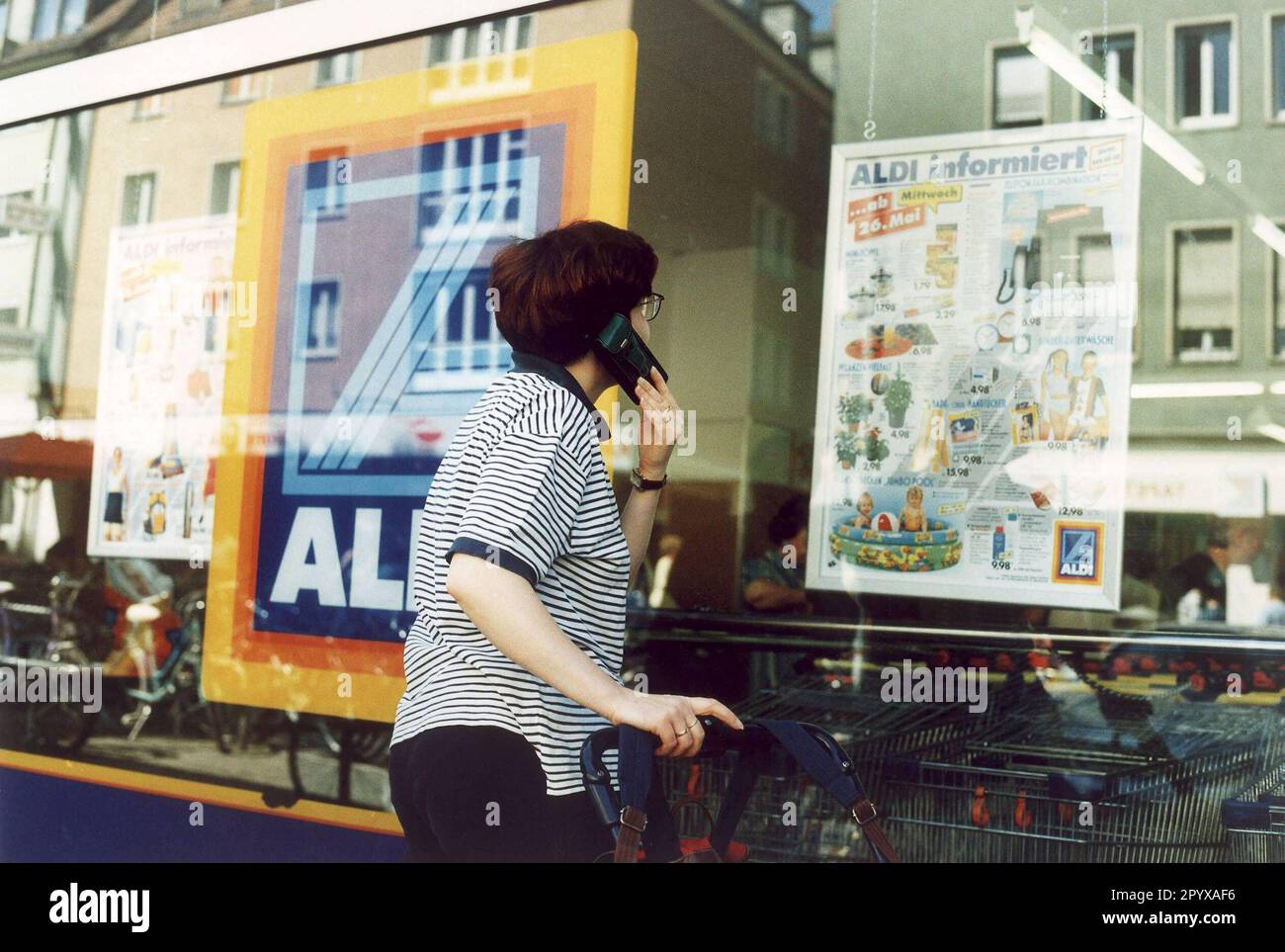 Date of recording: 15.06.1999 Price comparison by cell phone in front ...