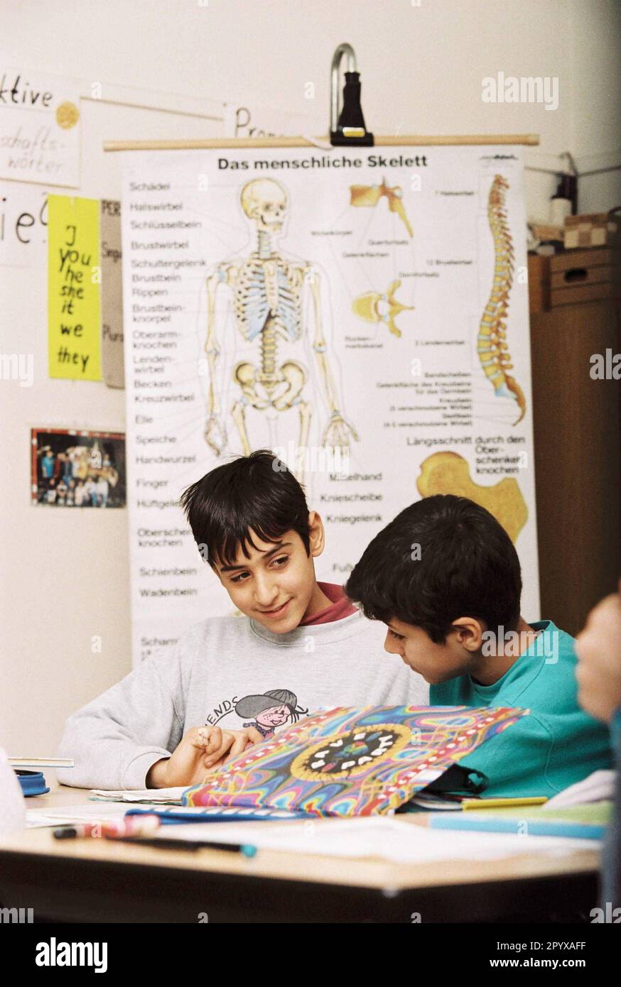 Photo date: 25.11.1998 German and foreign students in Berlin at ...