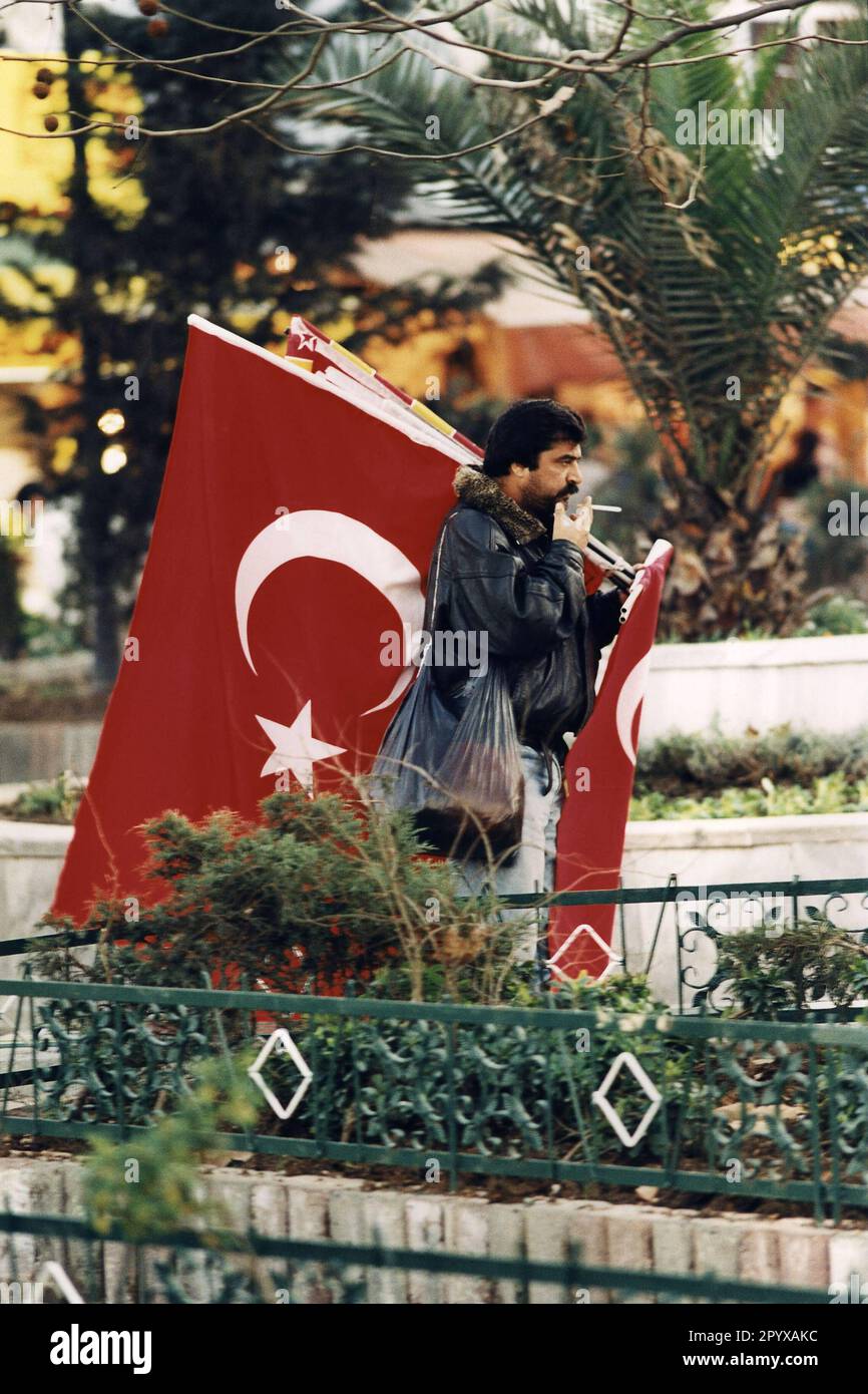 Salesman sells Turkish flags in a park in Istanbul Stock Photo - Alamy