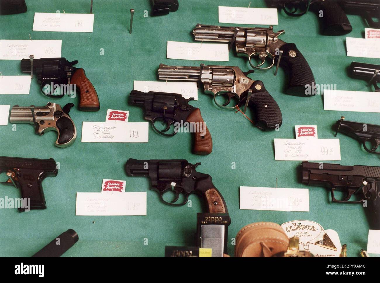 Freely available firearms in the display of a gun store in Bonn: gas ...