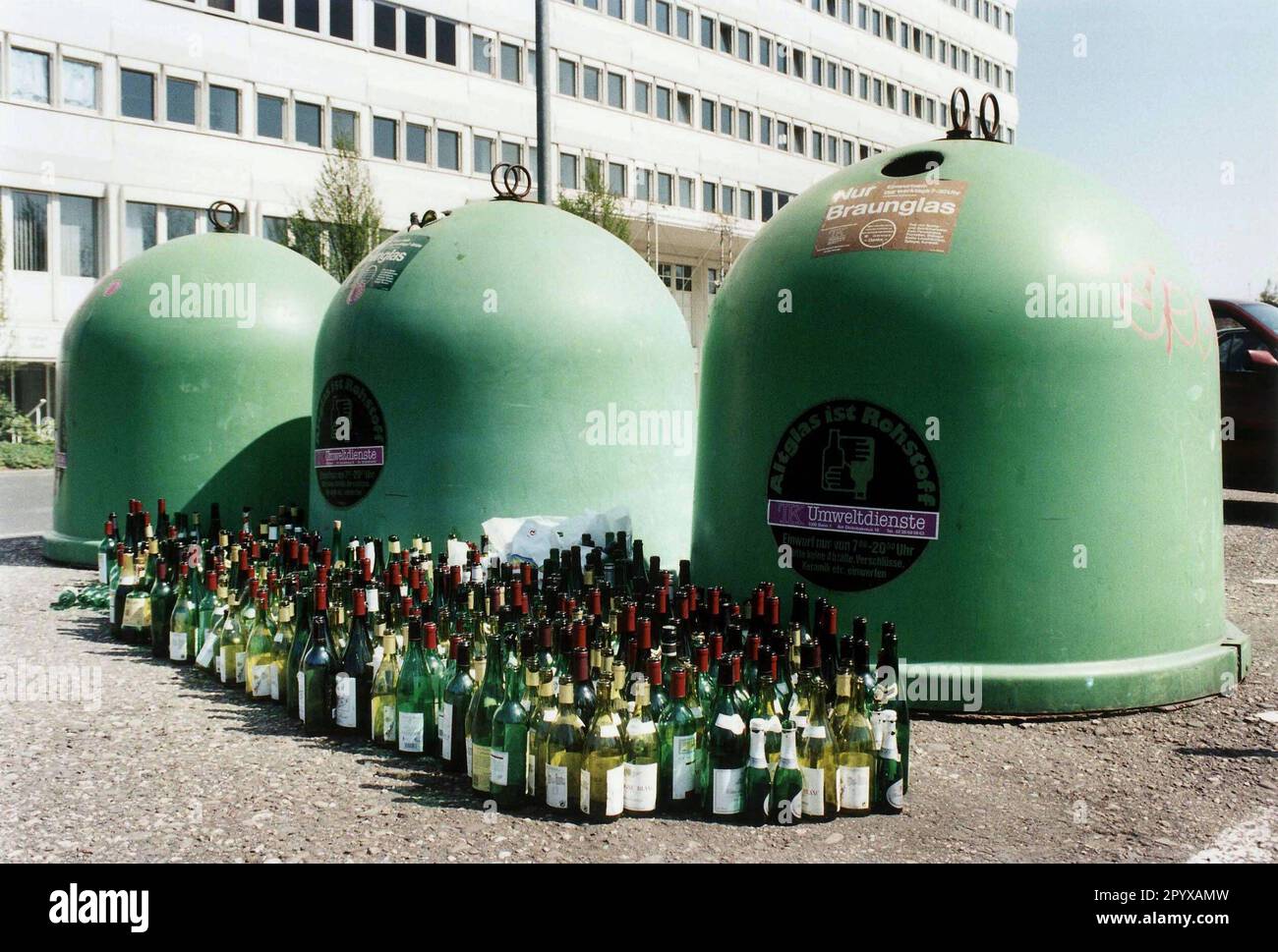 Recording date: 15.04.1996 Collection container for waste glass and ...