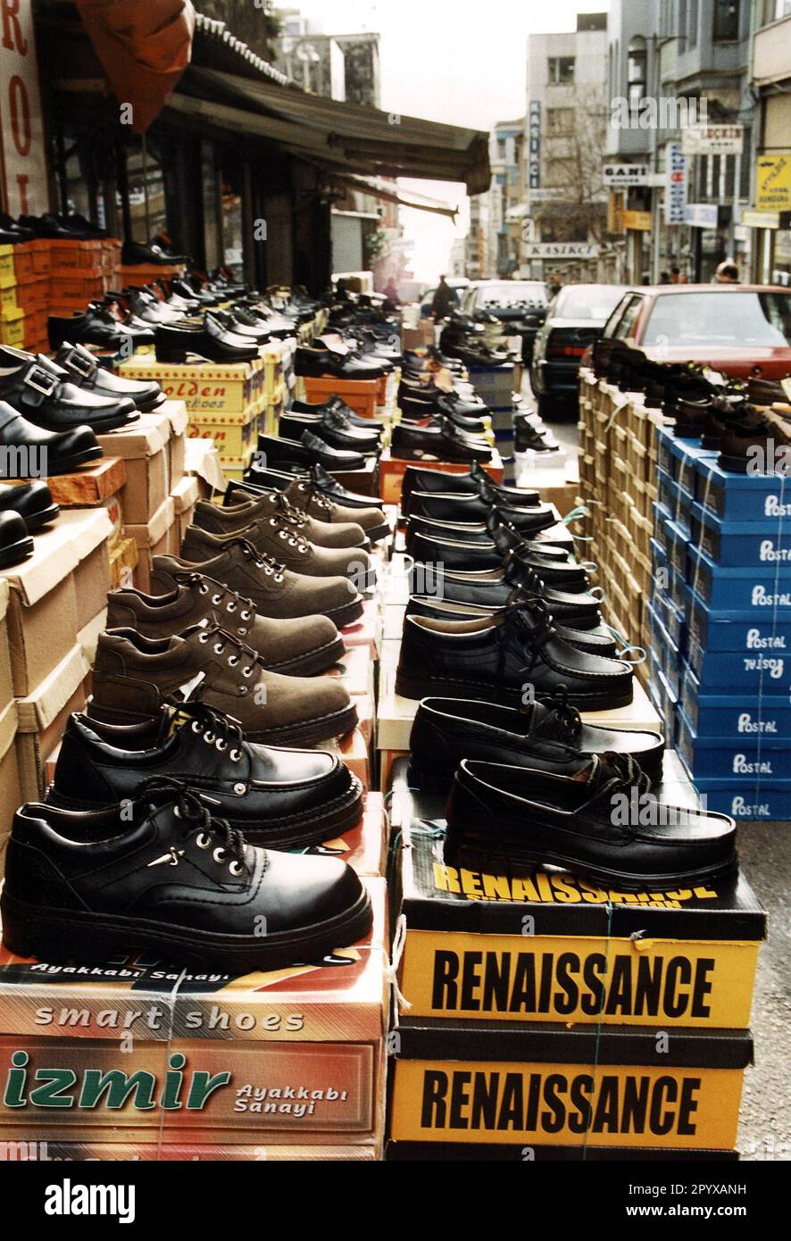 Recording date: 15.12.1999 Shoe sale on the street: rows of shoe boxes ...