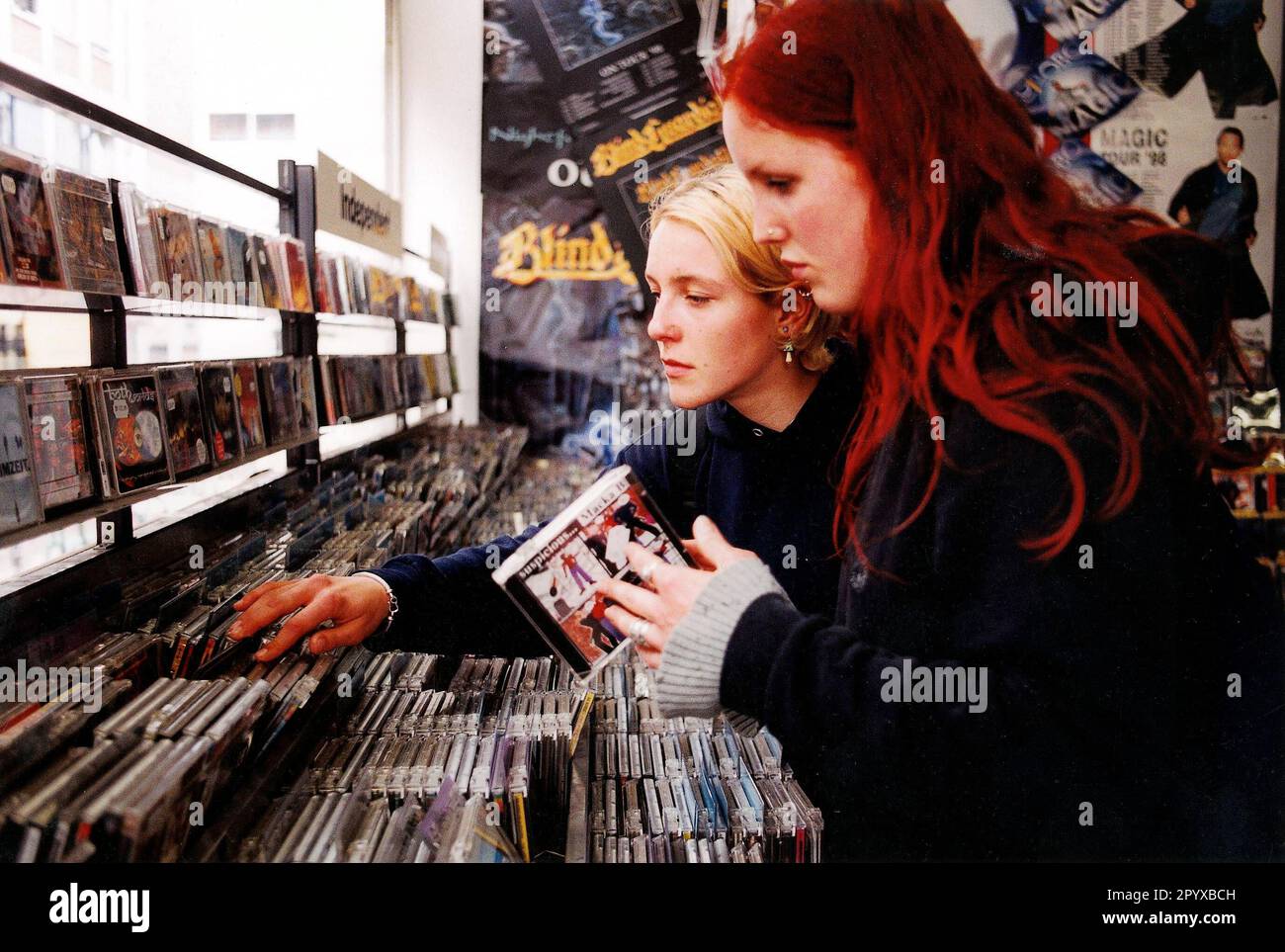 "Young women in the ""ELPI"" CD store in Aachen. [automated translation ...