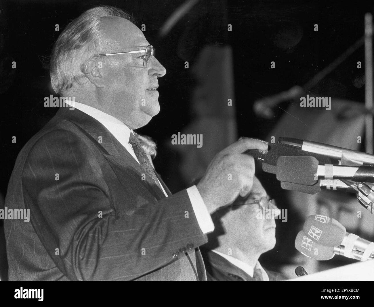 Date of recording: 19.12.1989 German Chancellor Helmut Kohl speaks in ...