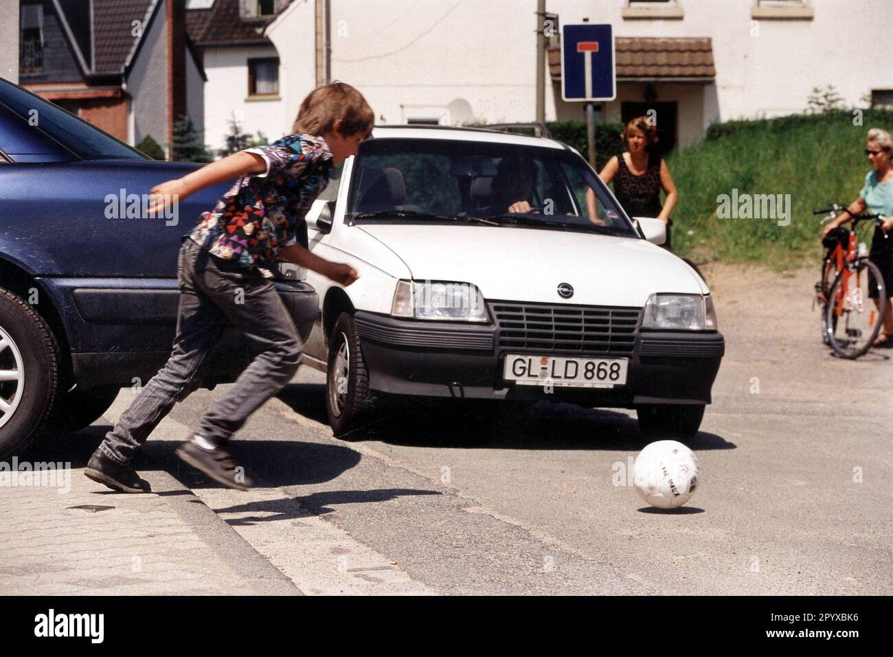A child runs into the street after a ball. [automated translation ...