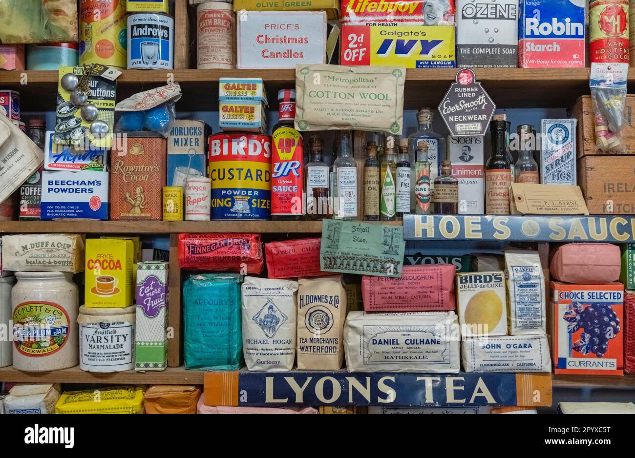 Grocery shopping 1960s hi-res stock photography and images - Alamy