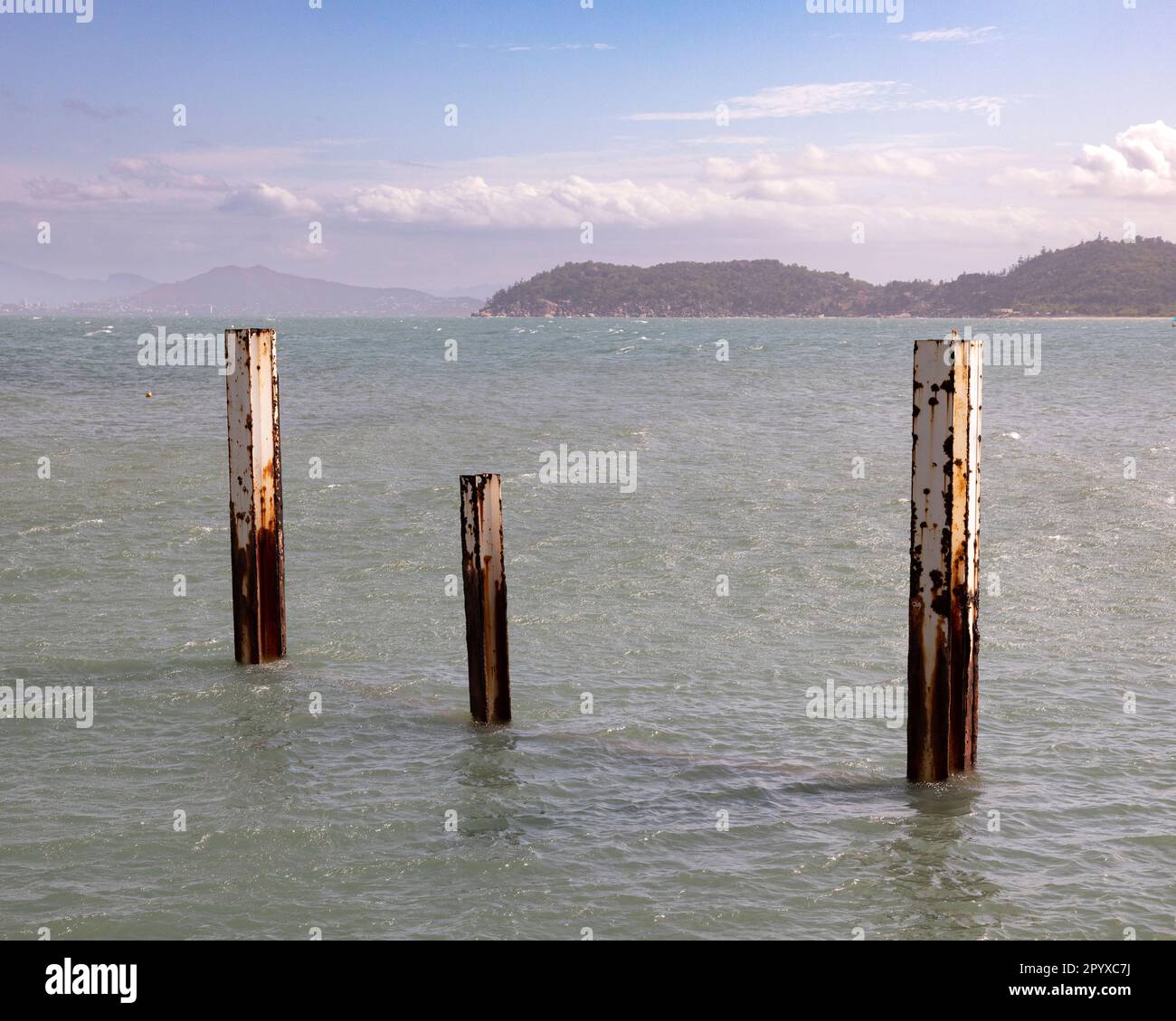 Crystal clear blue waters of Geoffrey Bay on Magnetic Island in Far ...