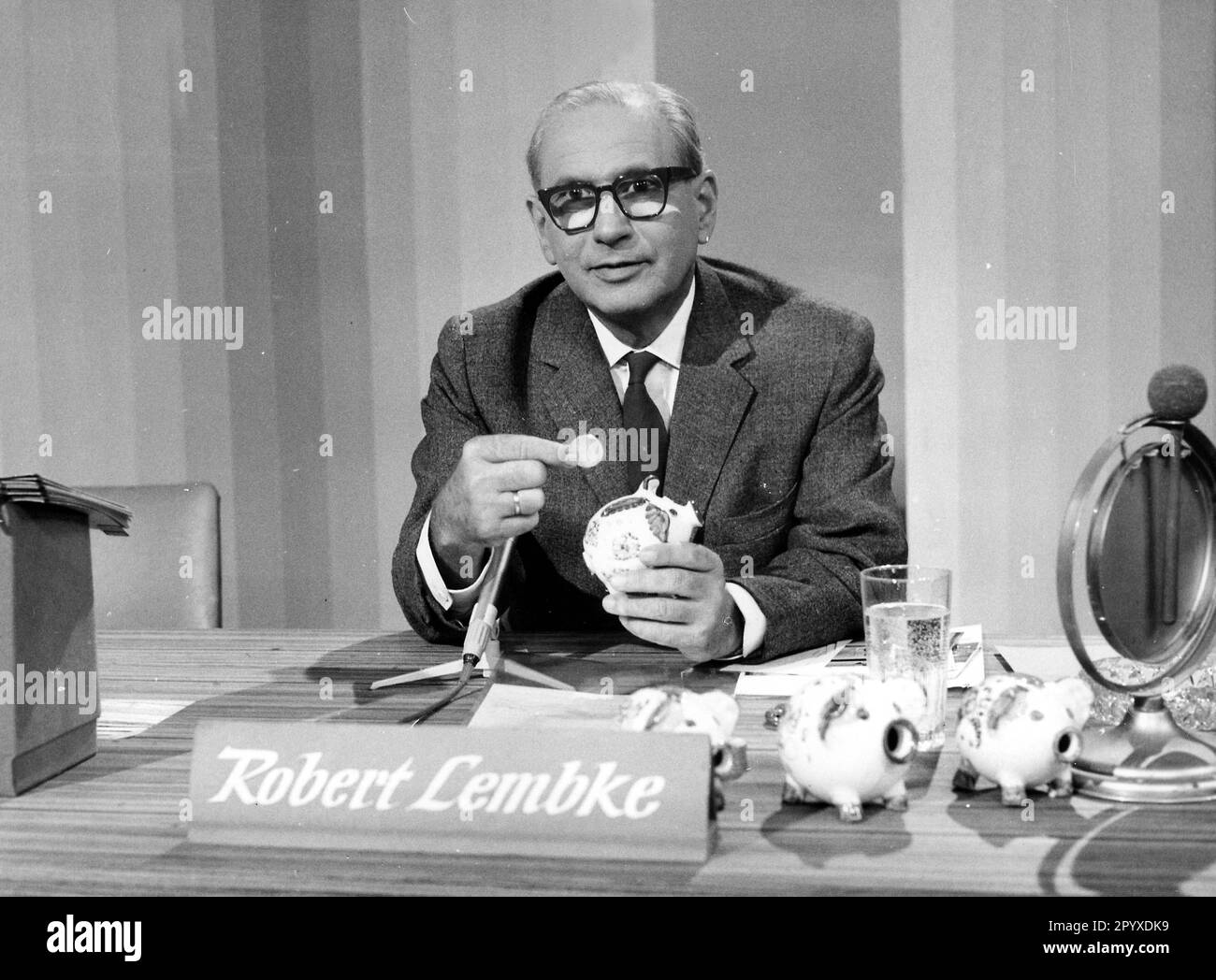 Scene photo from 'What am I?' with Robert Lembke. [automated ...