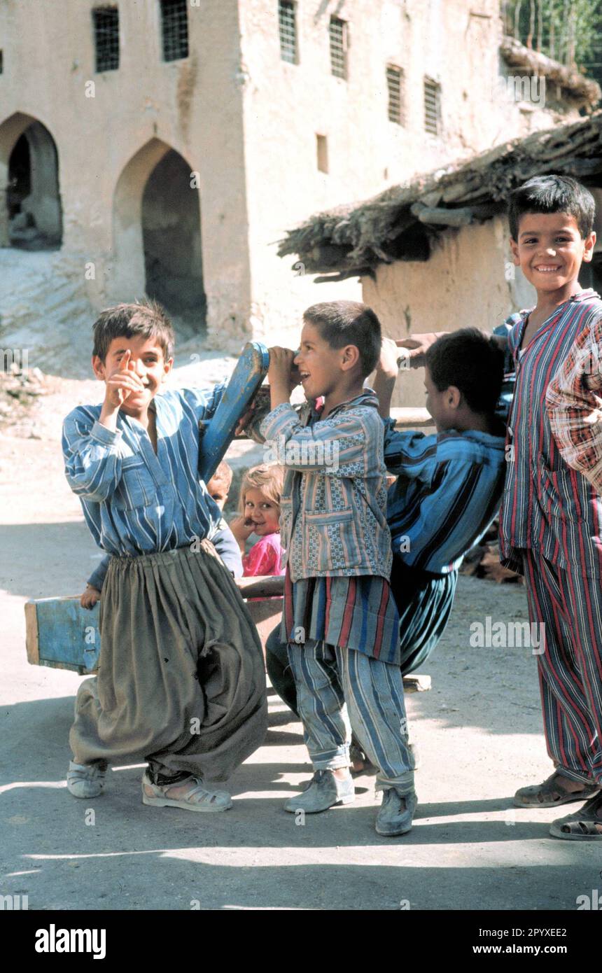 Iraq children playing hi-res stock photography and images - Alamy