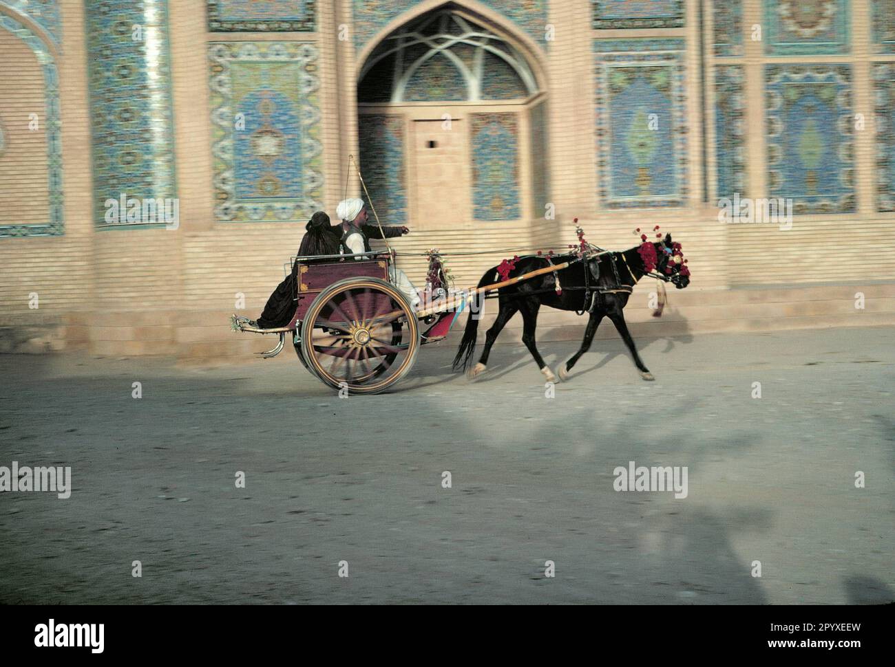 Two-wheeled horse taxi, so-called Gadi, in Herat Stock Photo - Alamy