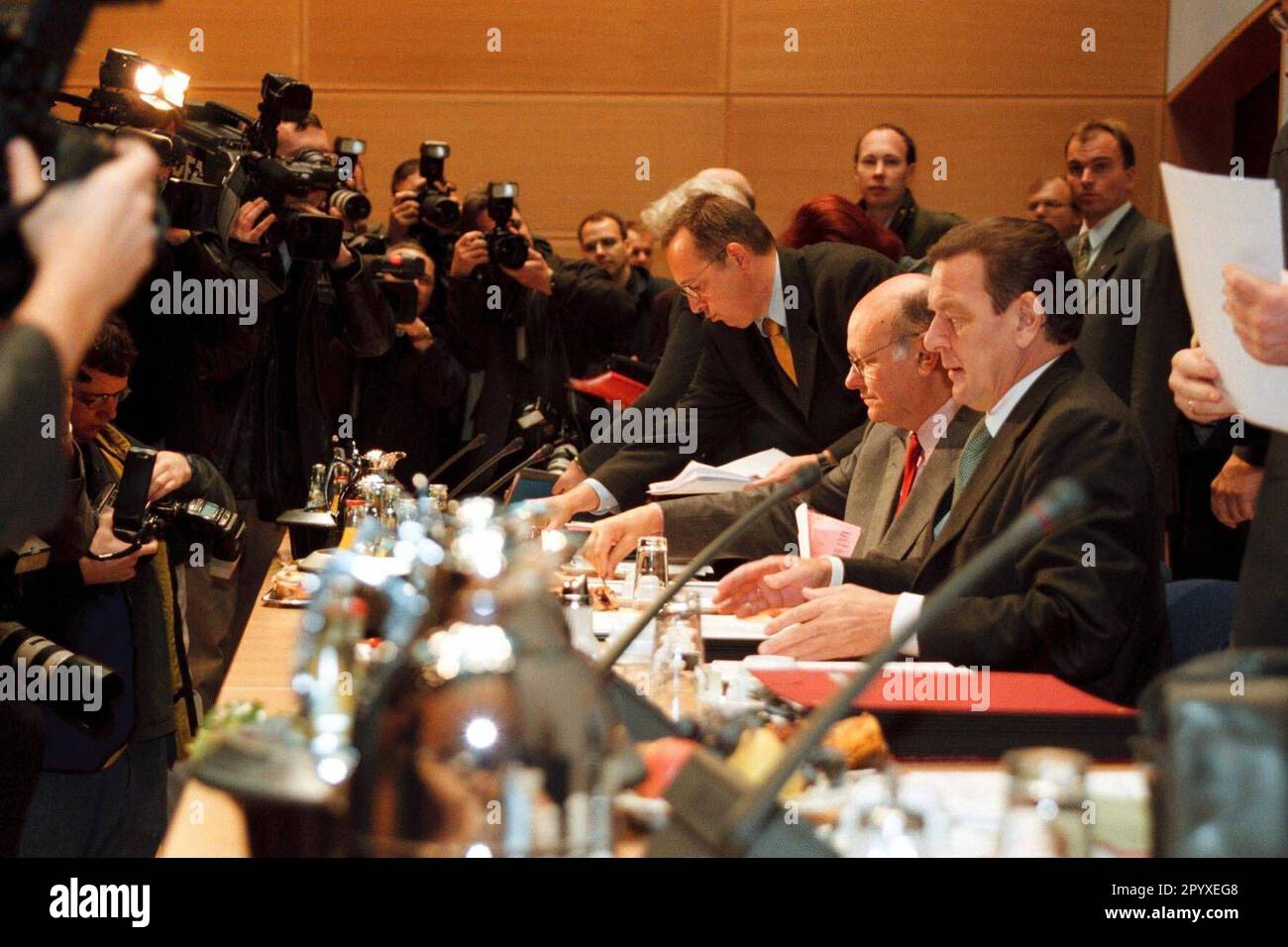 Walter Momper, SPD, and SPD party chairman Gerhard Schröder, SPD ...