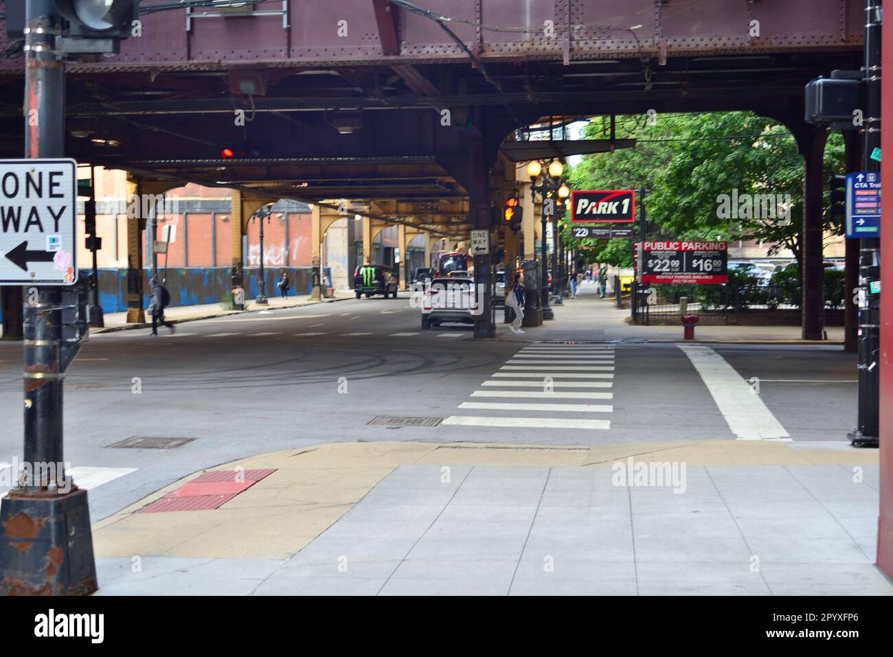 CHICAGO, ILLINOIS, UNITED STATES - Famous elevated train Chicago Loop ...