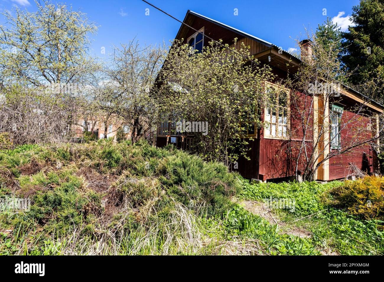 Building house wooden bush grass hi-res stock photography and images ...