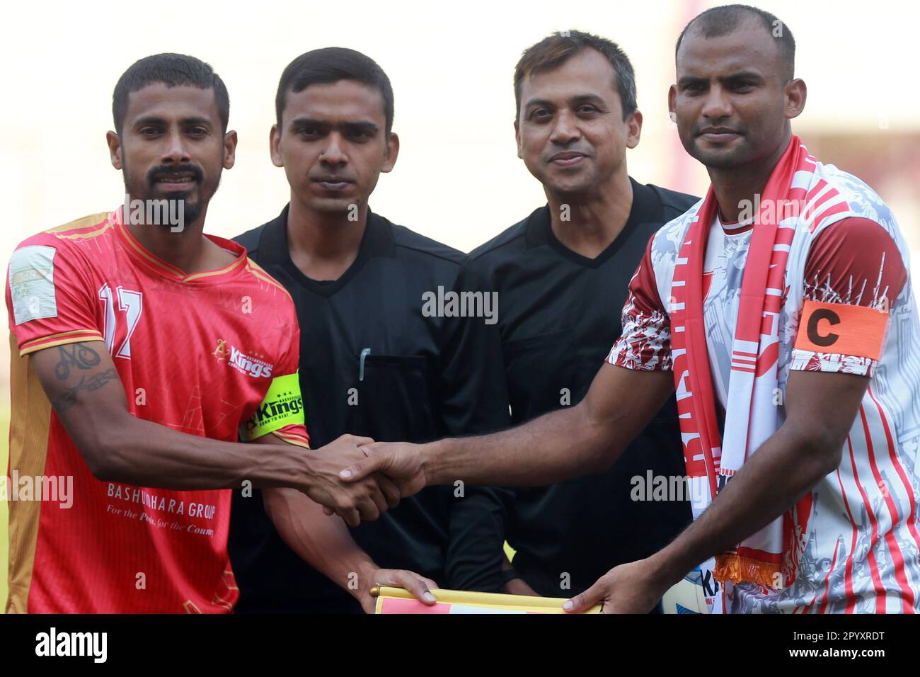 Bashundh Kings captain Sohel Rana (L) and Bangladesh Muktijoddha SKC captain MD. Aminur Rahman ...