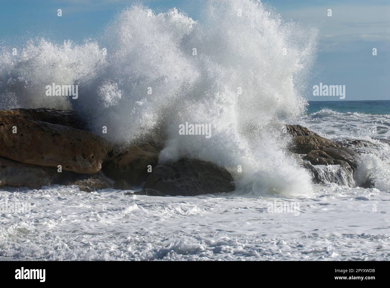 Espuma de olas de playa hi-res stock photography and images - Alamy